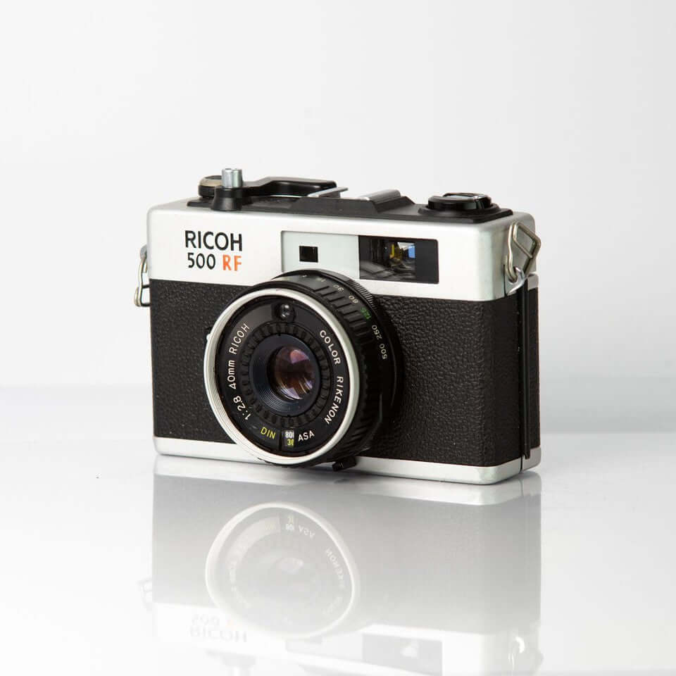 Ricoh 500 RF : Un Compact Télémétrique Polyvalent – BromureFilm